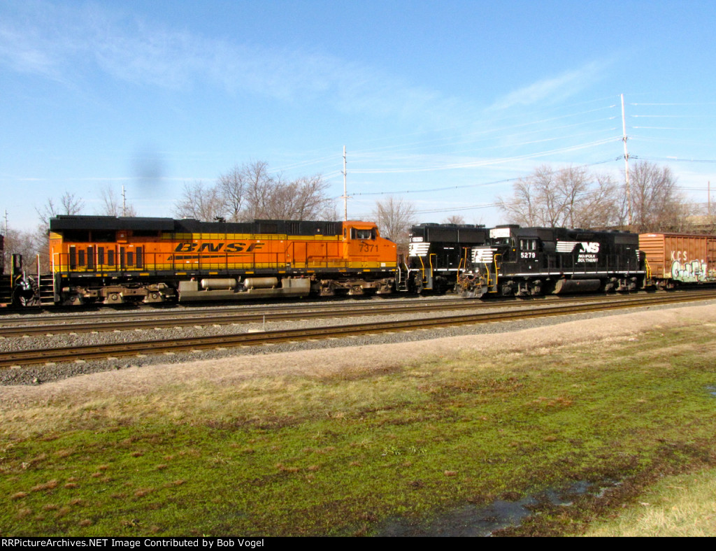 BNSF 7371 and NS 5279